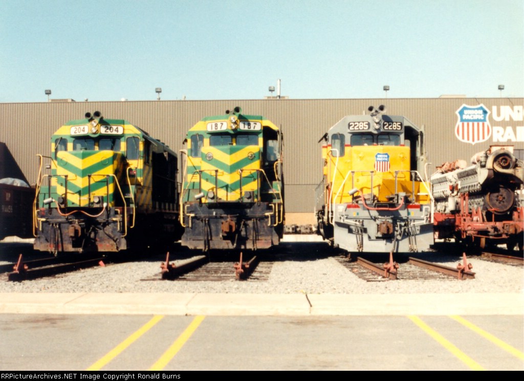 MKT 204 187 and UP 2285